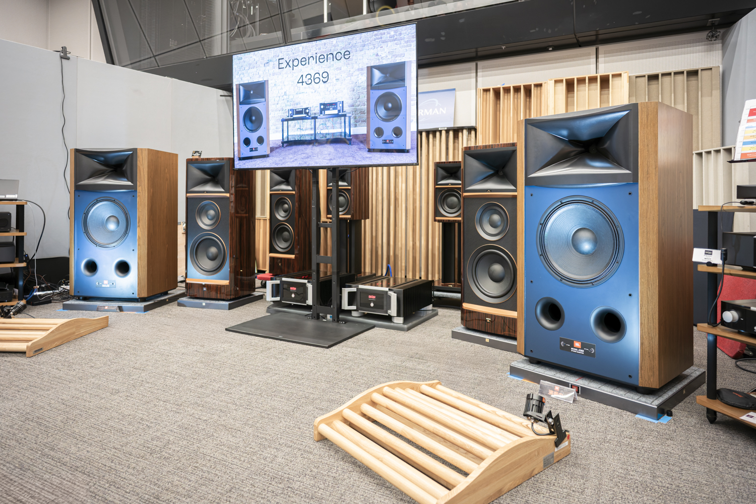 HARMAN Luxury Audio präsentiert den JBL 4369 Studio Monitor im Rahmen ...